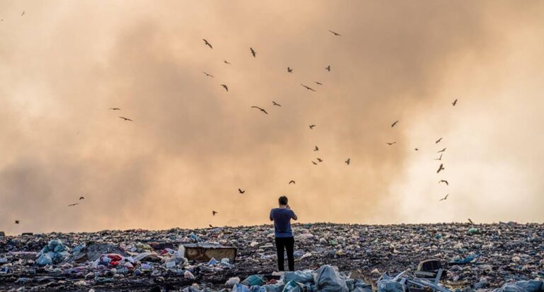 Bahaya Infeksi Saluran Pernapasan Akibat Asap Pembakaran Sampah di ...